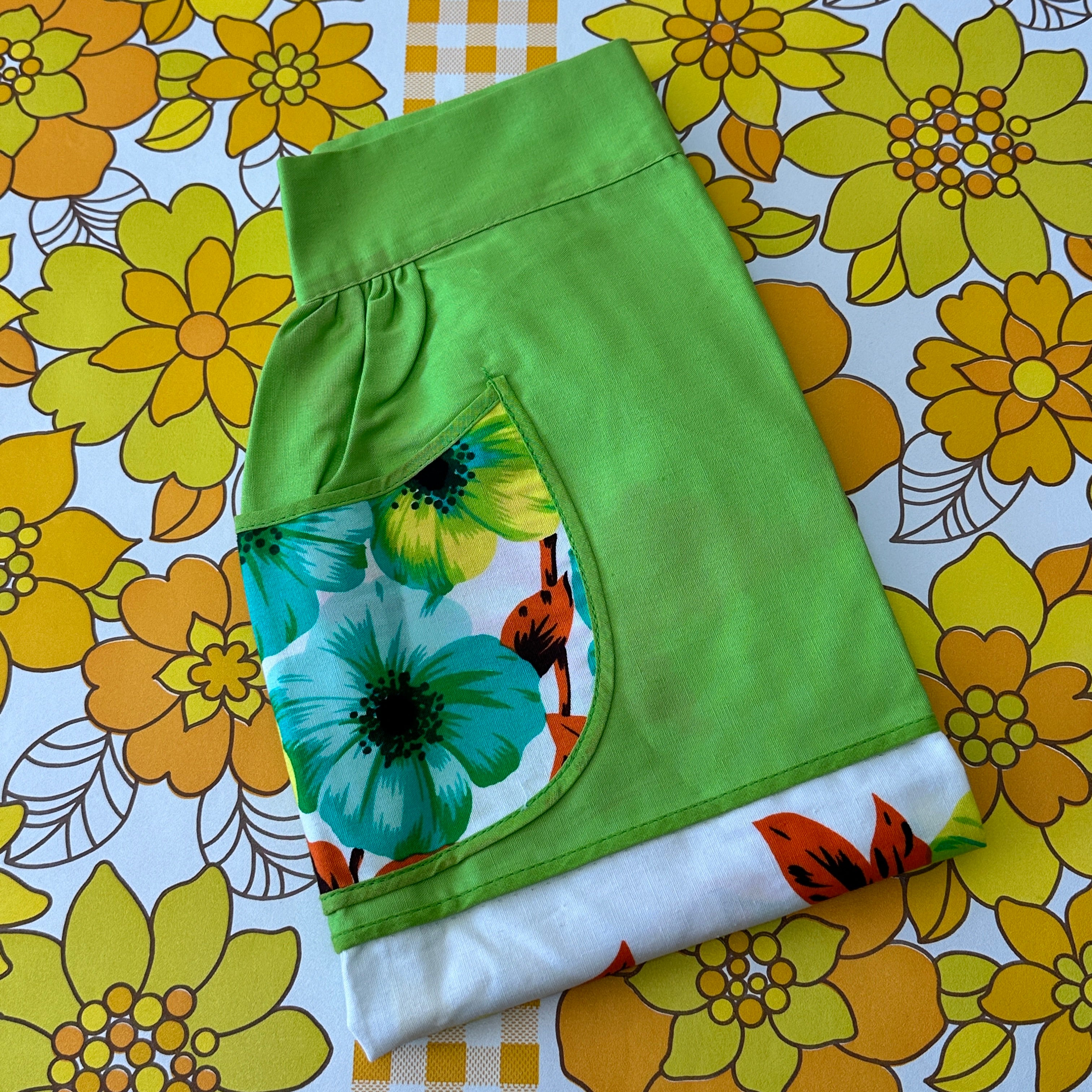 Crisp Bright Vintage Apron – Pink Peacock
