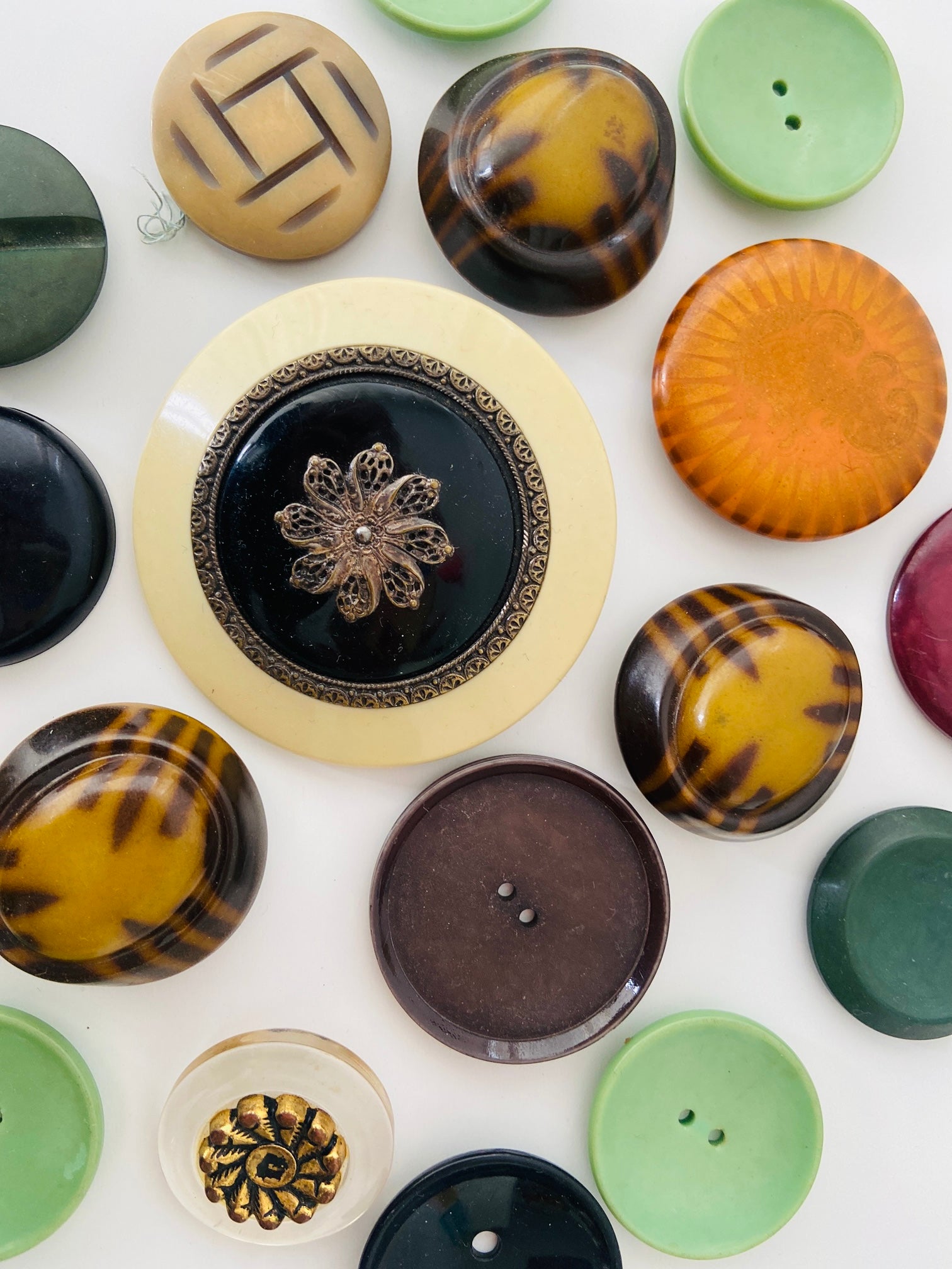 Bag of Large Vintage Buttons MIXED LOT – Pink Peacock