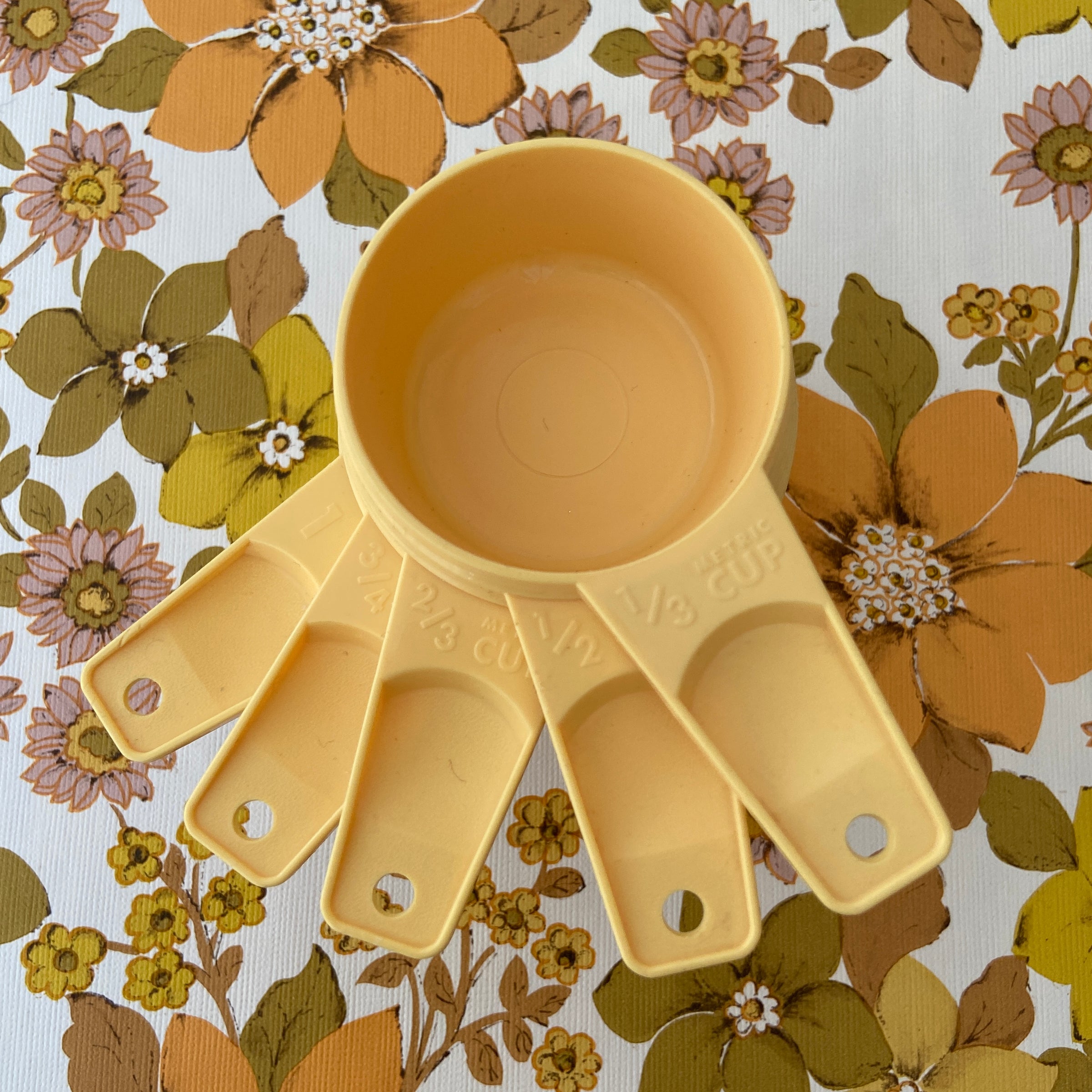 TUPPERWARE Measuring CUPS Retro – Pink Peacock